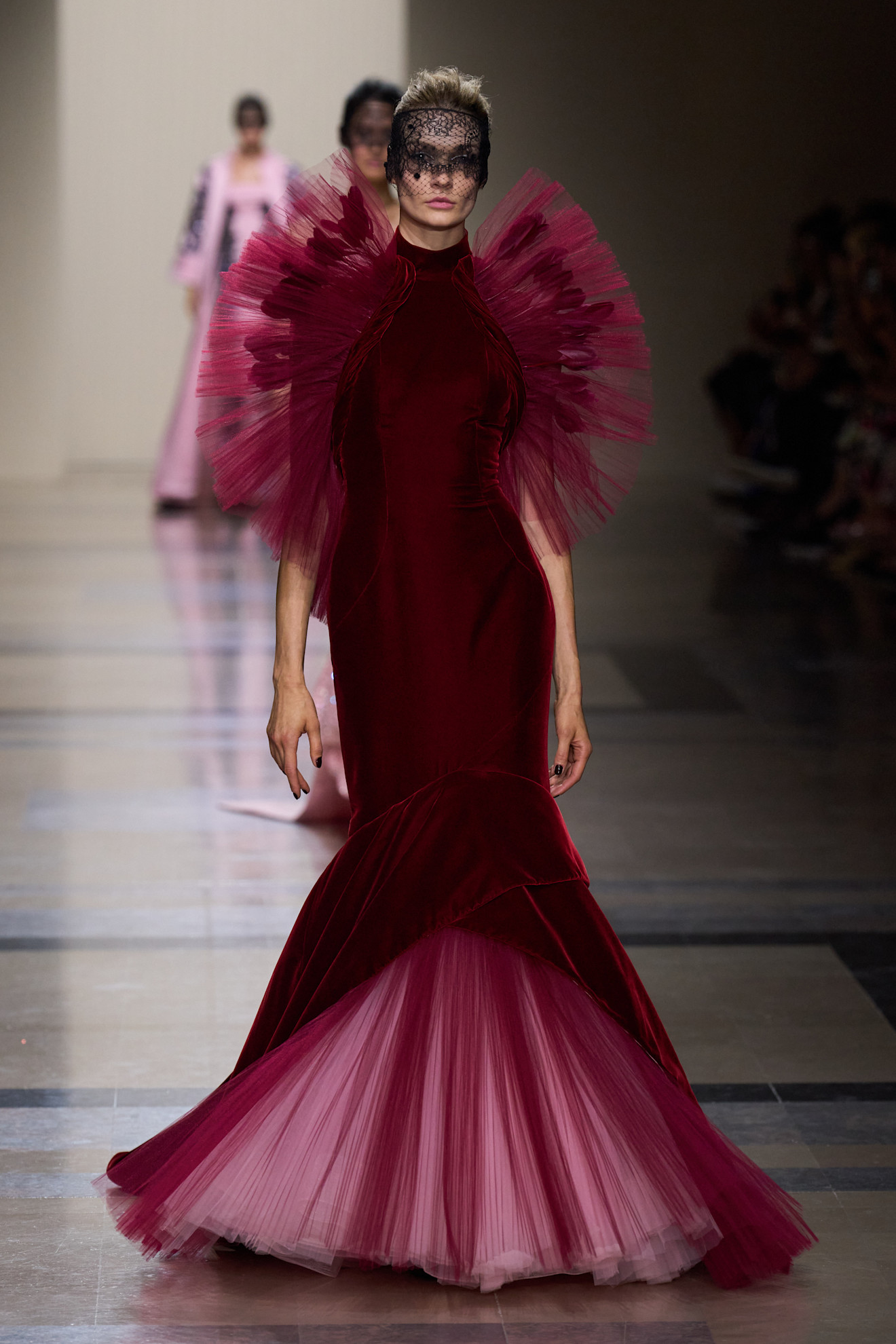 مجموعة George Chakra الراقية لخريف وشتاء 2025-2026.. نظرة الأربعينيات بأسلوب عصري مبتكر - مجلة هي